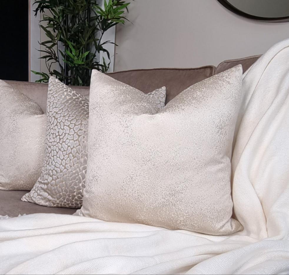 Talis/gilt scatter cushion – Pink Orchid Interiors